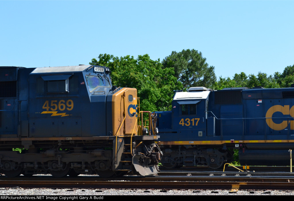 CSX SD70AC 4569 AND GP39-2 4317